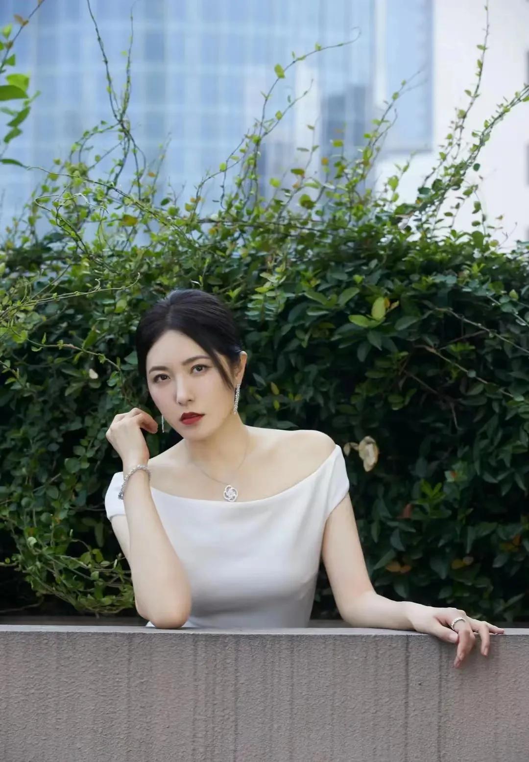 Sexy Zeng Li - iNEWS