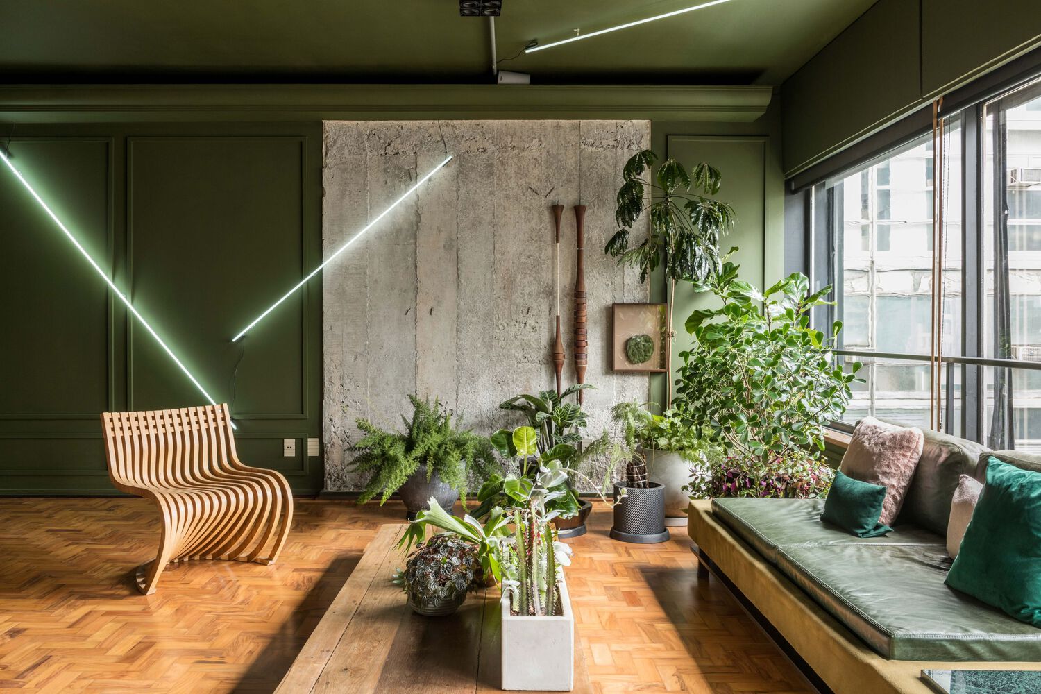 Boho apartment design full of art and nature - iNEWS