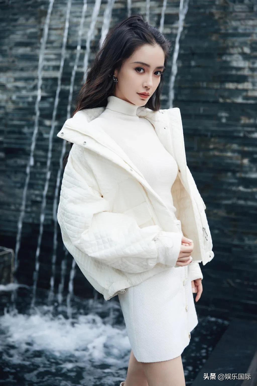 Yang Ying wears a pure white suit, shows a slim waist and beautiful ...