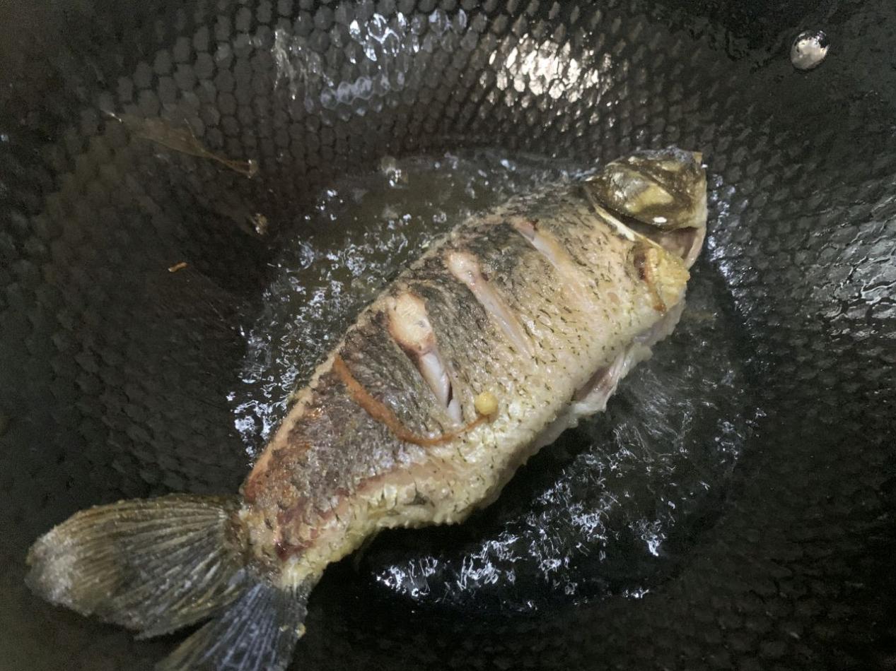 The best way to eat crucian carp, the sauce is rich and the sauce is ...