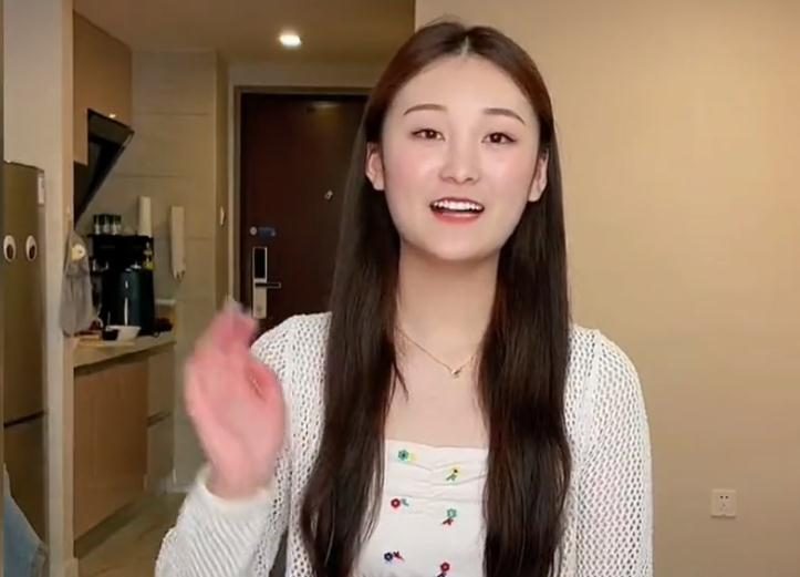 Chen Yanan took his mother to open a new store, and the family squatted ...