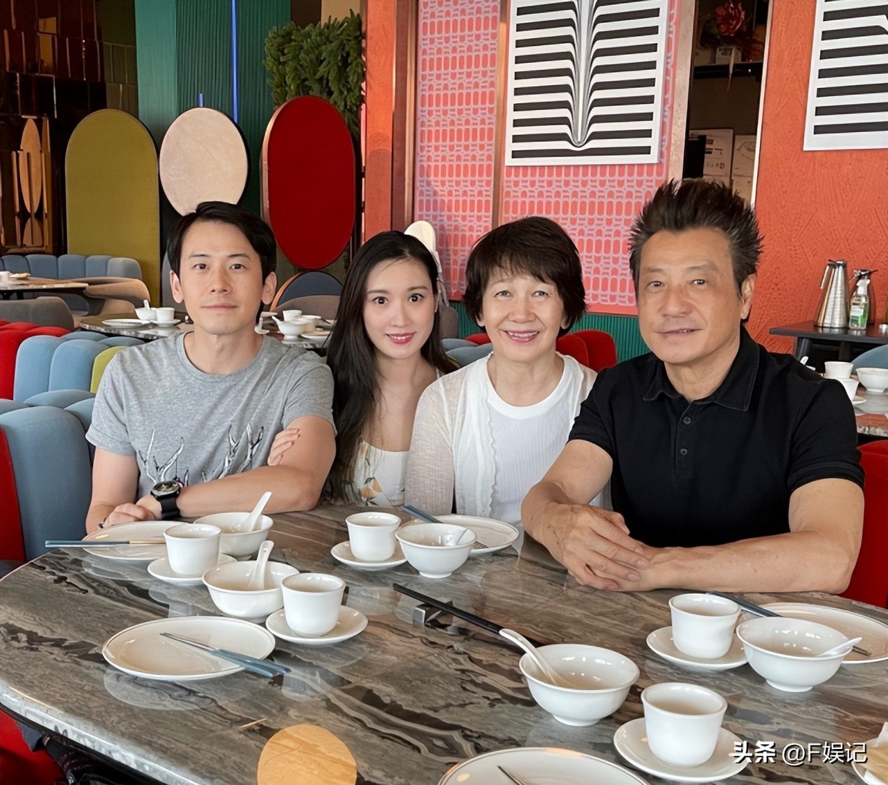 Happy to experience being a novice dad!Shi Xiu's son Chen Yuchen washed his hair for the first ...