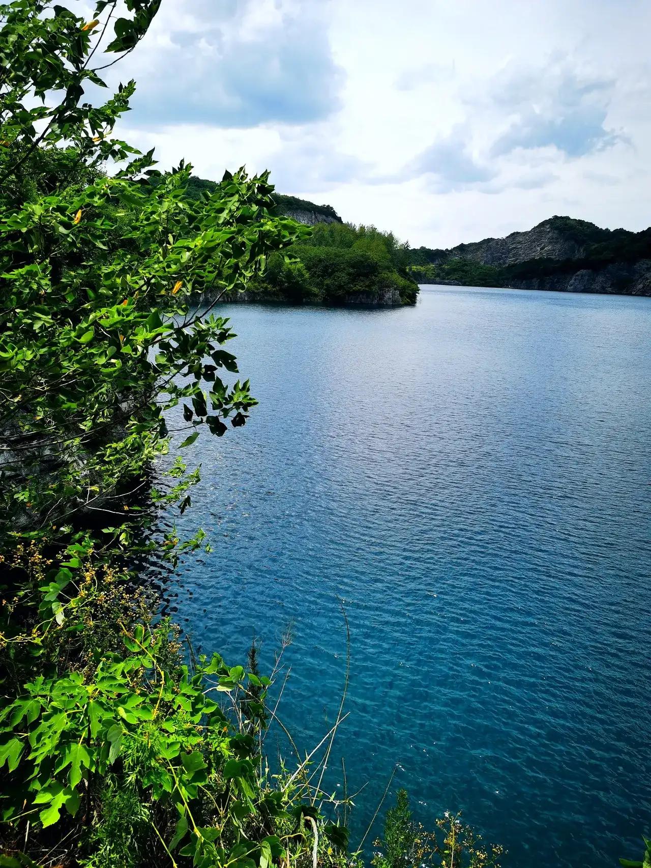 Charming lake with clear water - iNEWS