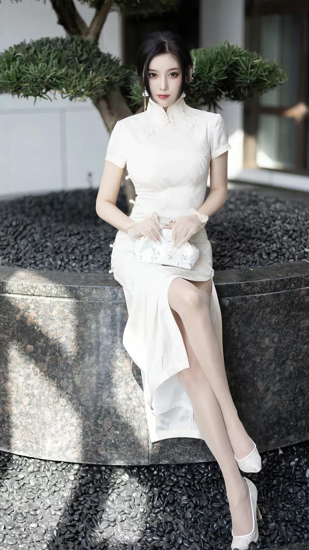 Yang Chenchen's white cheongsam photo, elegant and generous - iNEWS