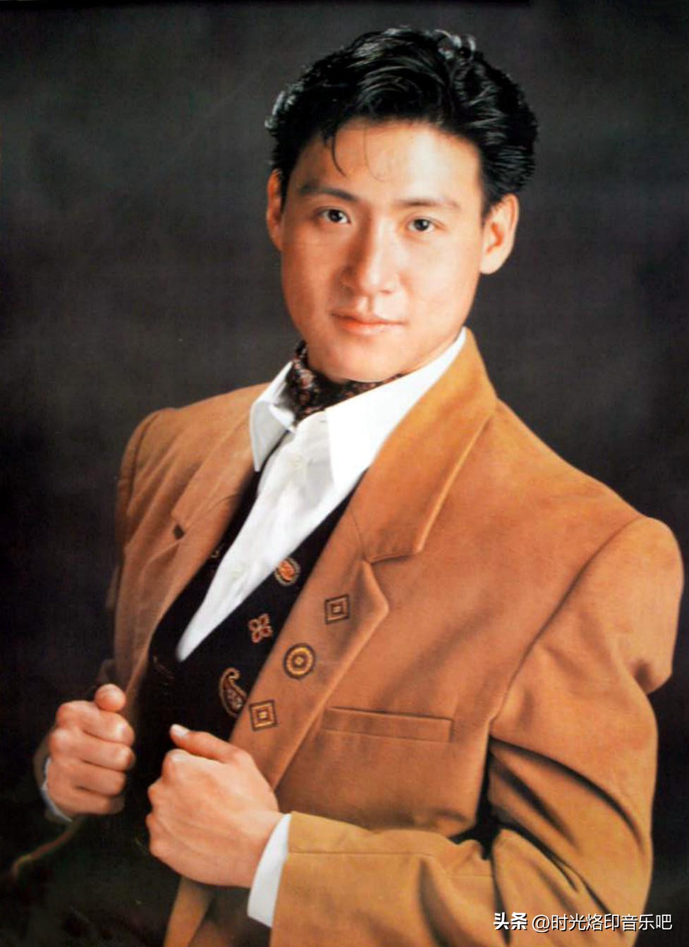 Who are the singers in the Chinese music scene who have more than five ...