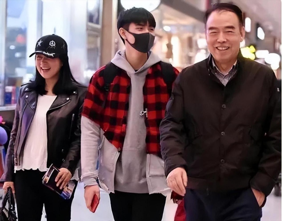 Big melon! The private bed photos of Chen Feiyu and his married female ...