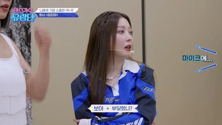 The microphone hit her nose on the stage, and the female artist was ...