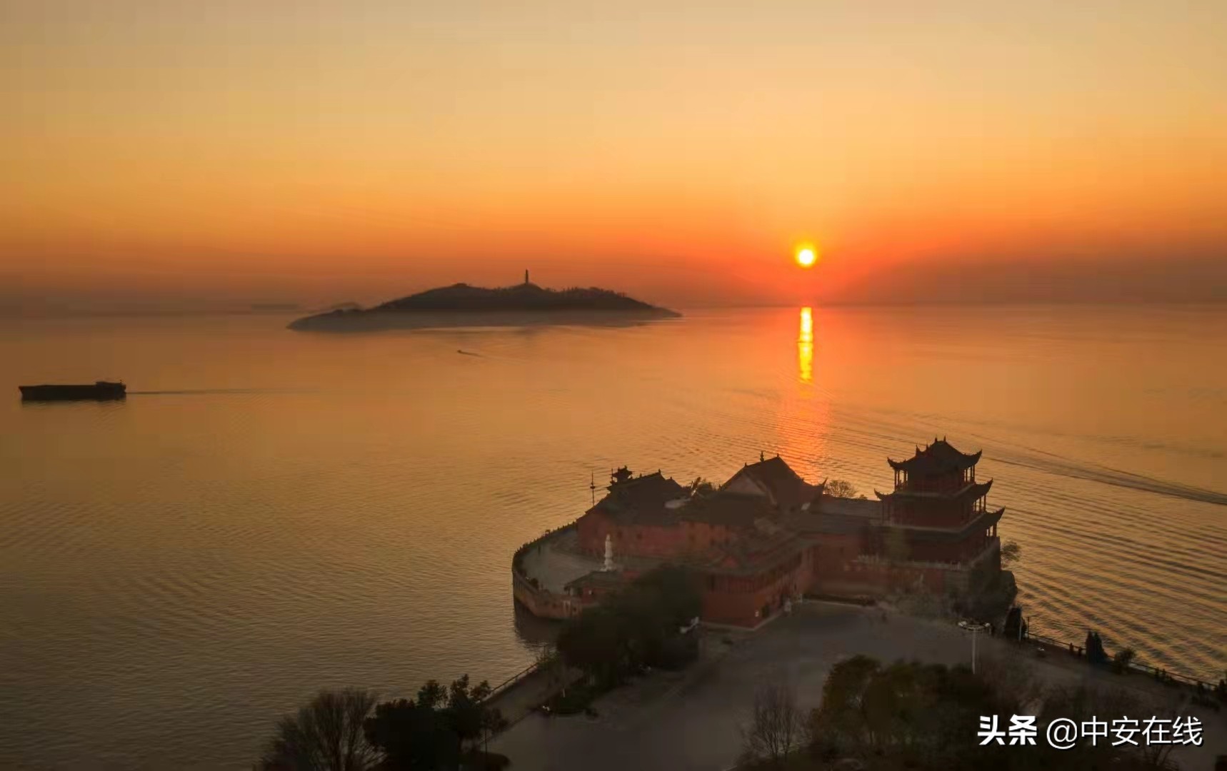 Picturesque sunset in Chaohu Lake - iNEWS