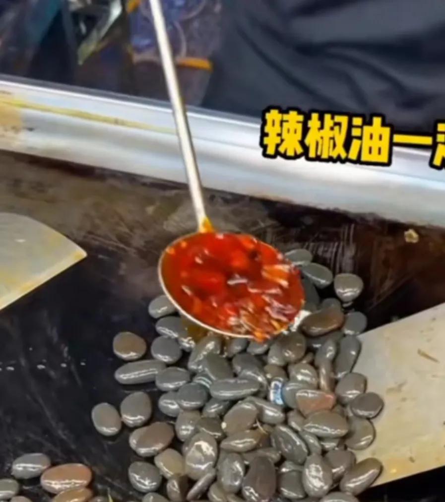 There is a hard dish in the Changsha night market called "stir-fried ...