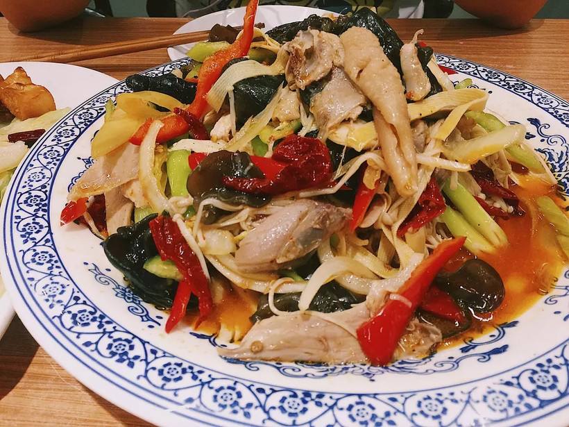 How enjoyable is the hot and spicy Xinjiang Jiao Mo Chicken? - iNEWS