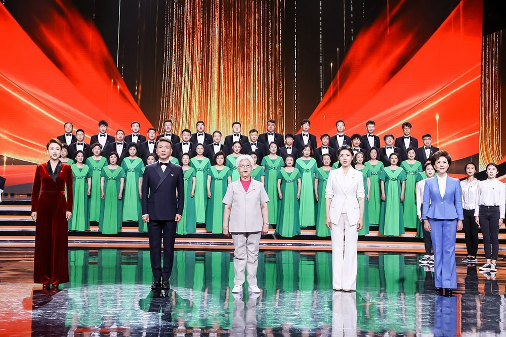Zhou Tao makes a strong return to CCTV! Wearing white suits and braided ...