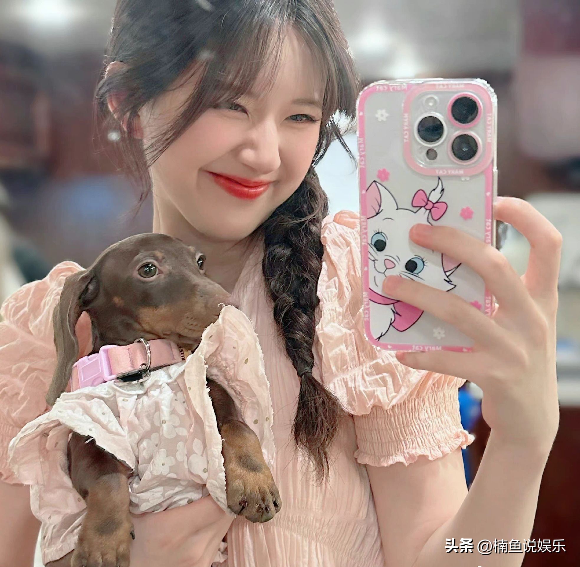 Zhao Lusi is really a sweet girl!Taking a selfie with your dog in your ...
