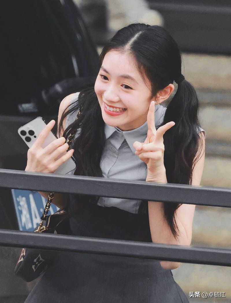 Liu Hao's vitality is overflowing! The bright, playful and cute smile ...