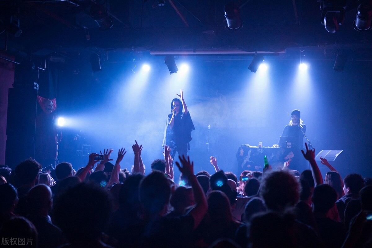 Who should take responsibility for the crazy behavior of star-chasing ...