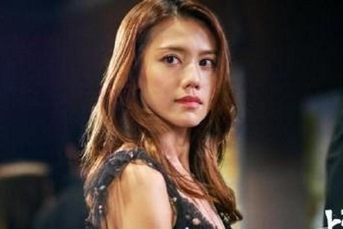 37-year-old Zhou Xiuna was trapped in a cave while filming, but she was rescued 3 hours later ...