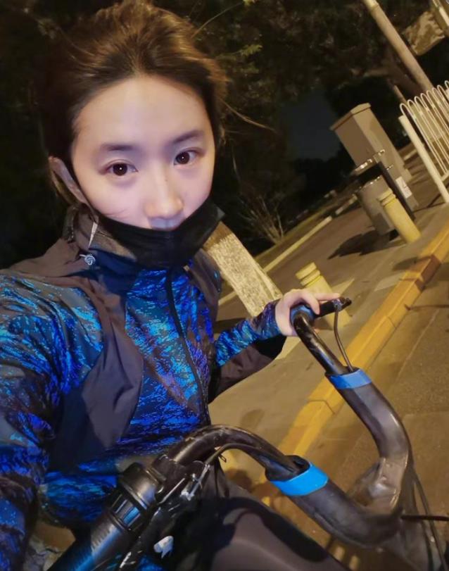 35-year-old Liu Yifei went out for a night ride, and her makeup photos were exposed - iNEWS