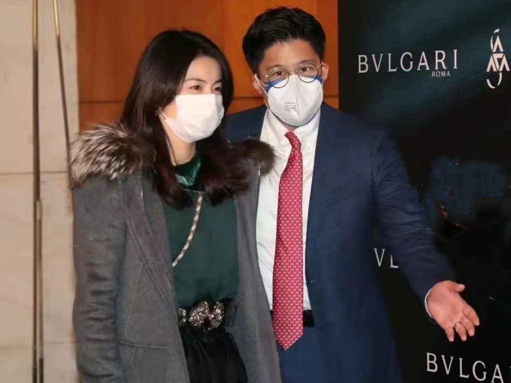 Huo Qigang and his wife attended the dinner, the details showed their ...