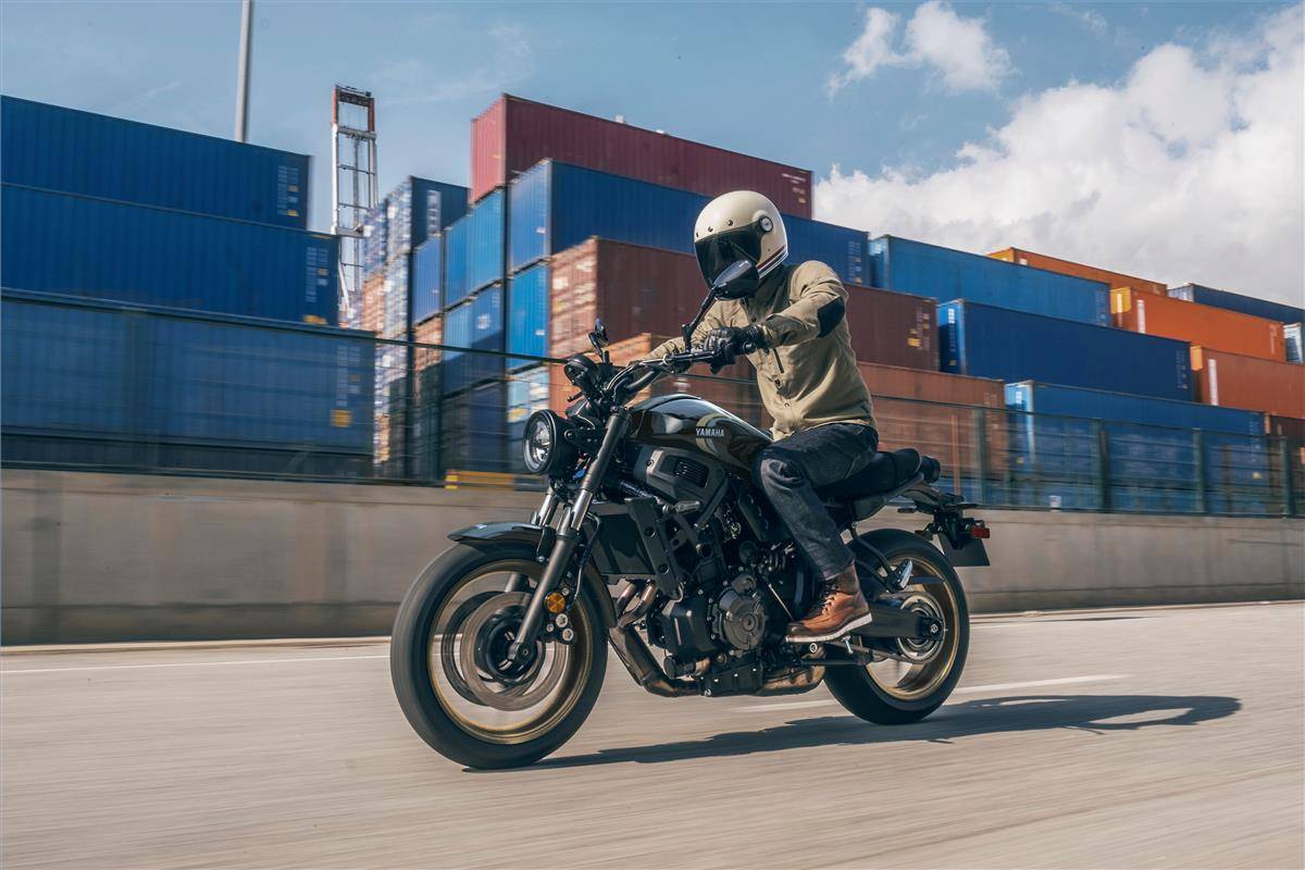 Keeping pace with Honda?Yamaha twin-cylinder modern retro street bike ...