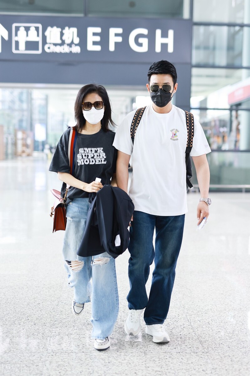 Lu Yi and Bao Lei sweetly appeared at the airport, what are the young ...