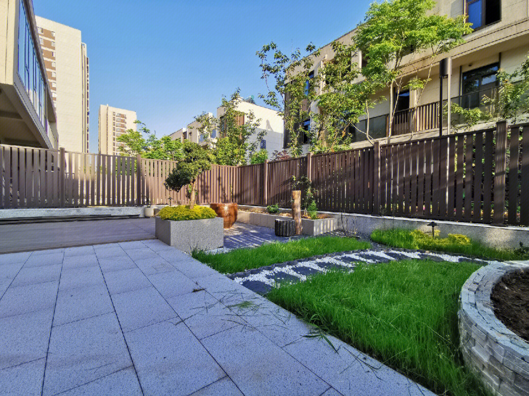 The small yard of 60 square meters on the first floor was transformed ...