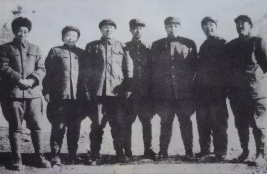 Qiu Shaoyun sacrificed, only his hands stuck in the soil remained ...