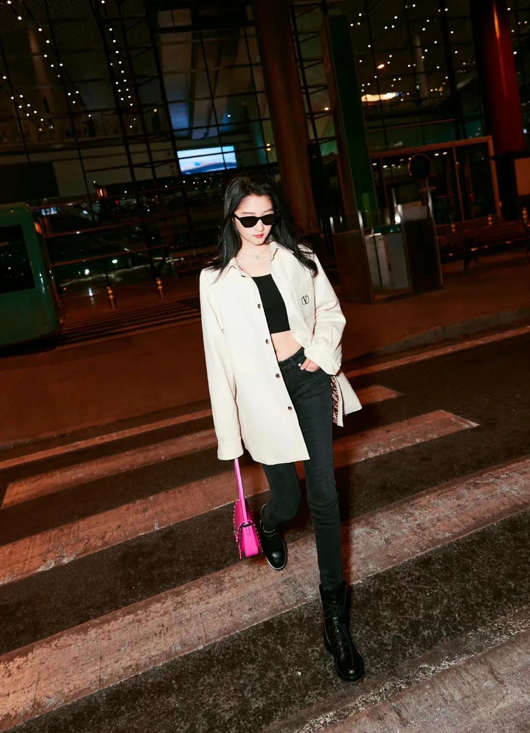 Guan Xiaotong's recent outfits - iNEWS