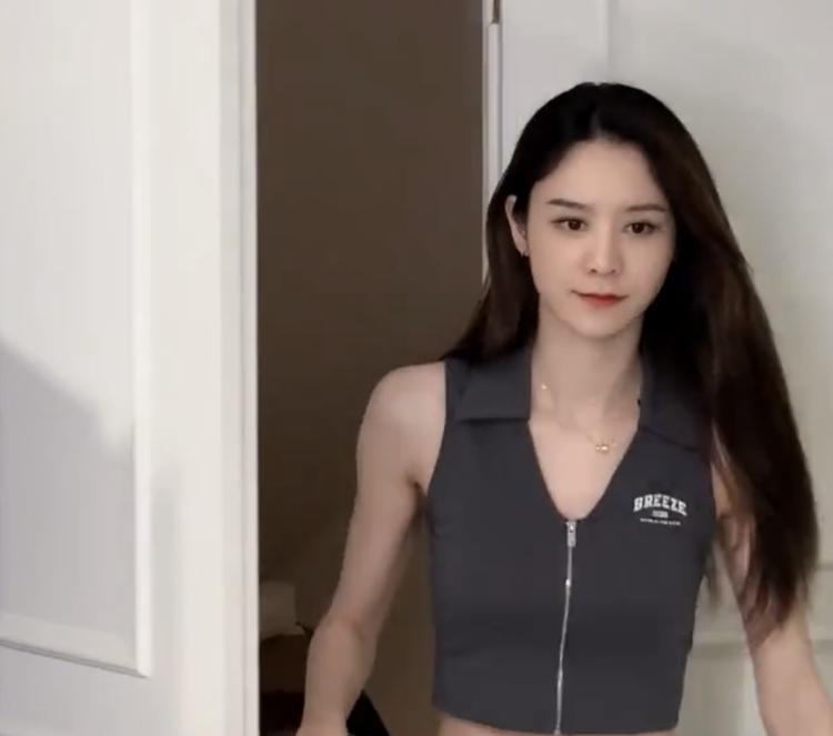 Lin Feng's wife Zhang Xinyue was complained about her life in a wealthy family. The mansion is ...