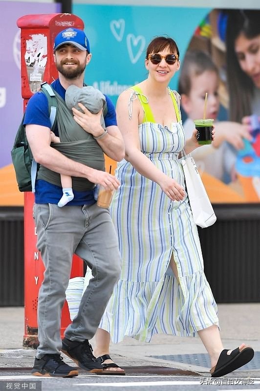 Daniel Radcliffe and his girlfriend appear for a walk on the street ...