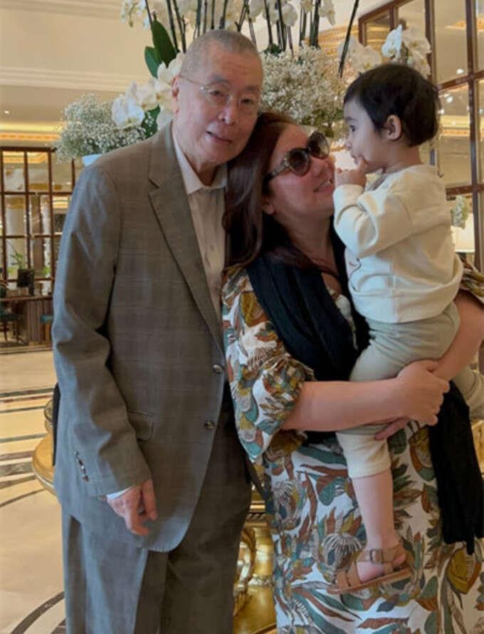 84-year-old Liu Shikun took her 2-year-old daughter abroad! My beloved ...