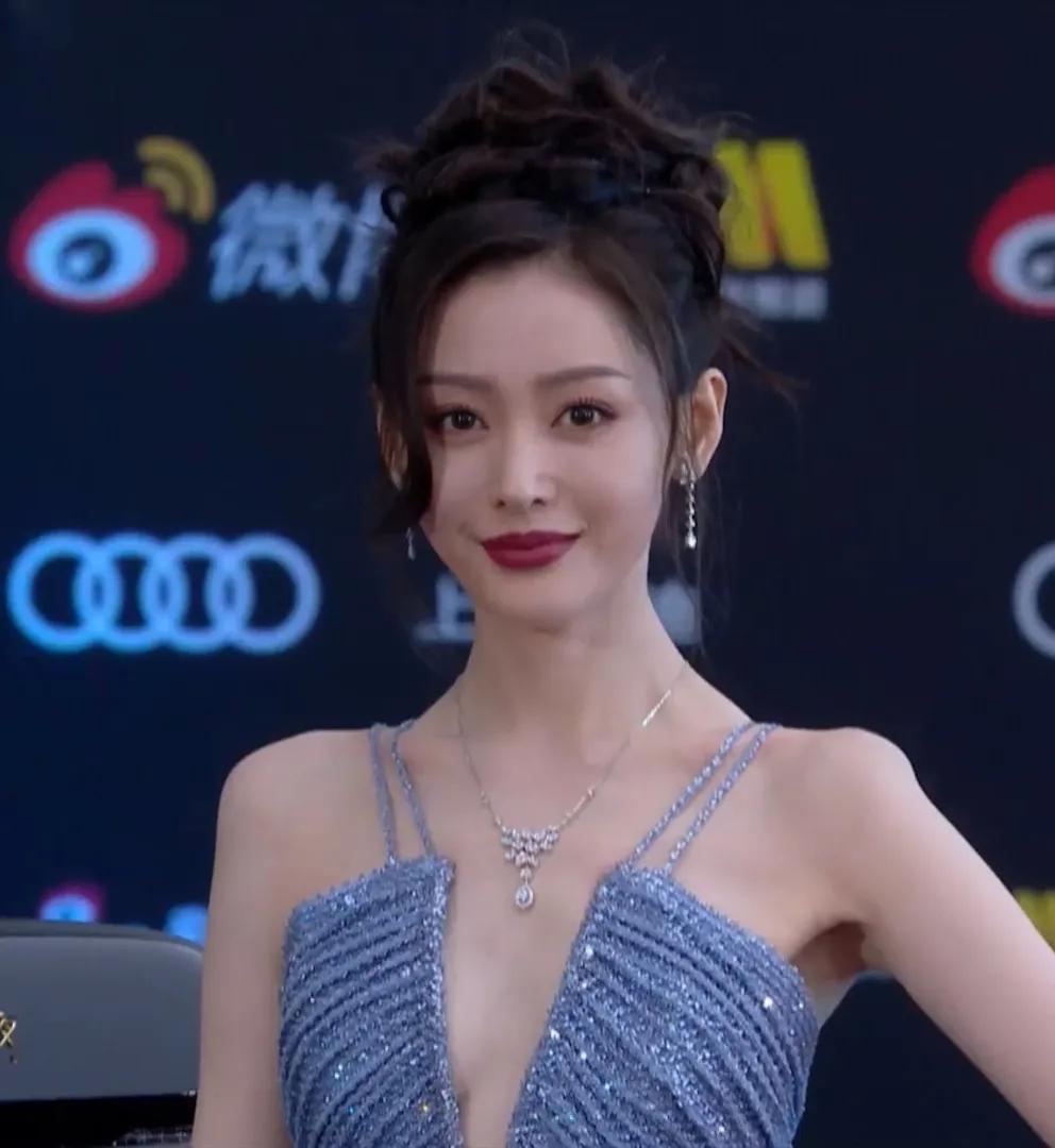 Weibo Night Red Carpet Fun: Liu Yifei is fat, Shen Teng holds a tire, Wei Chen and Nicholas Tse ...