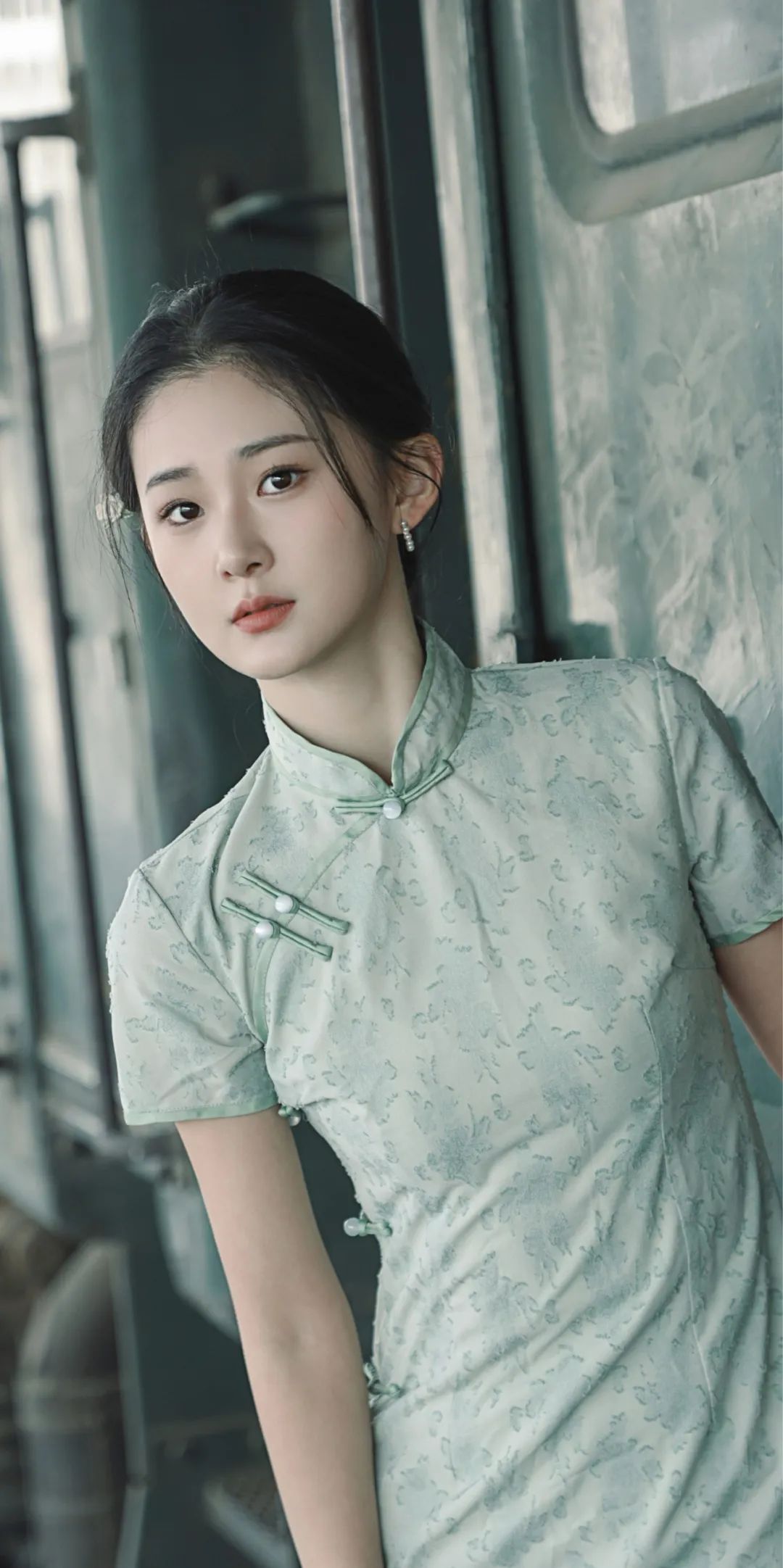 Celebrity photo: Shao Yu Qitian blue cheongsam is beautifully shot in the style of the Republic ...