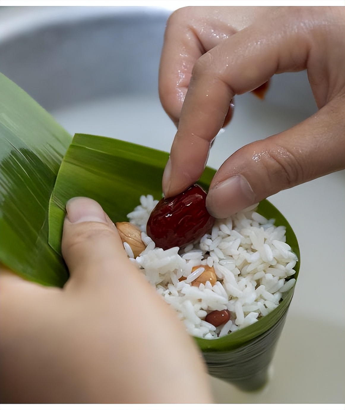Received the zongzi and mugwort leaves from my mother, the scene of ...