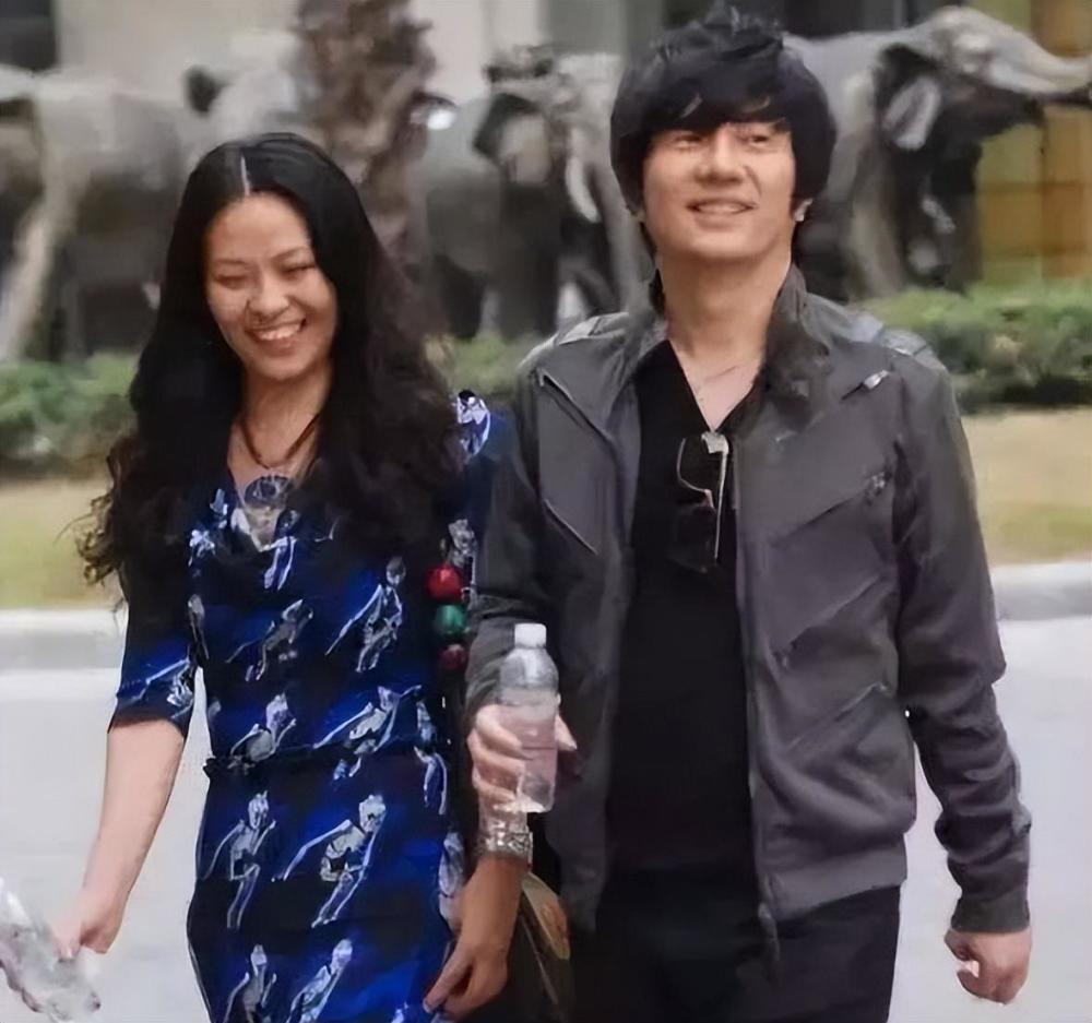 Zheng Jun: 5 albums record his rock and roll life - iMedia