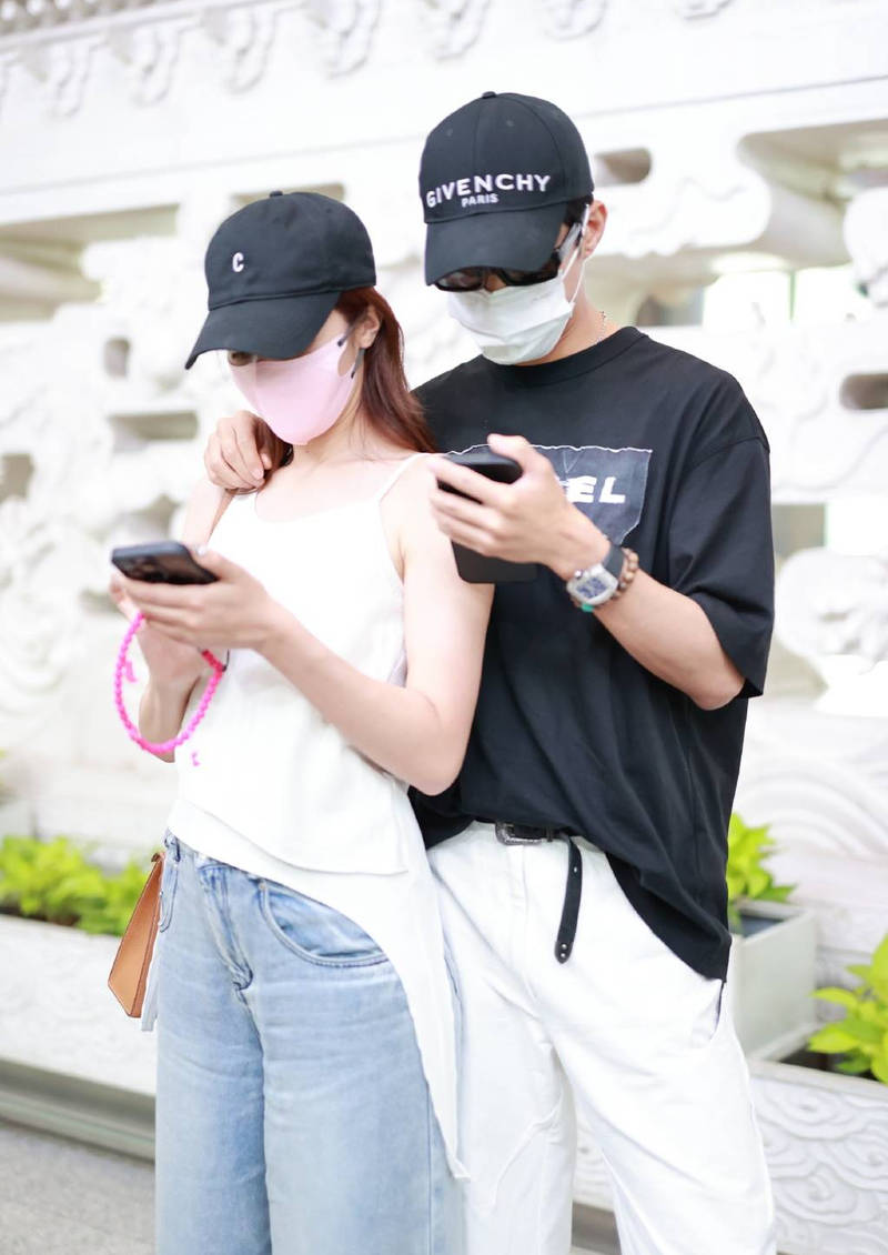 Jiang Chao Madina and his wife showed up at the airport. The two wore ...