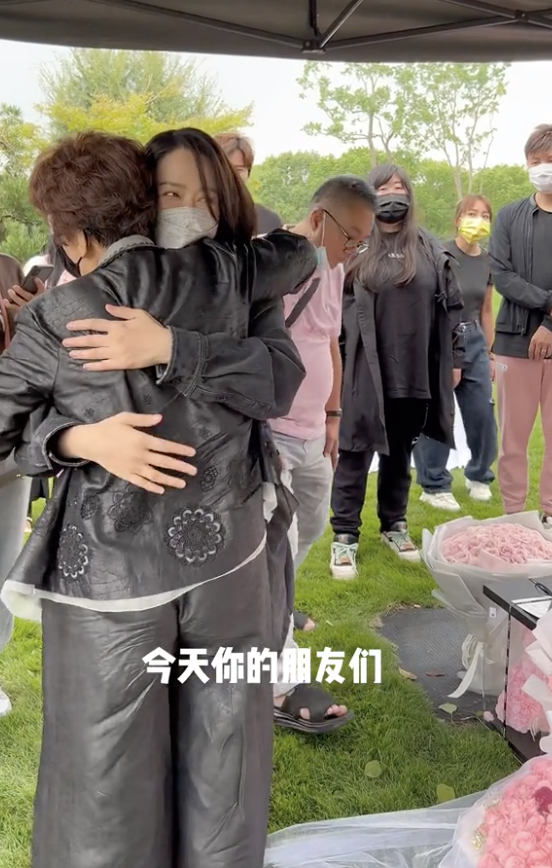 On the 6th anniversary of Qiao Renliang's death, Chen Qiaoen brought ...