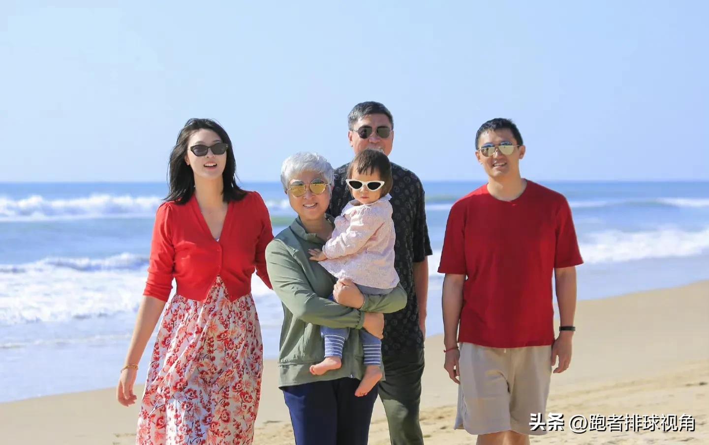 Hui Ruoqi showed her love for her husband, and took an intimate group ...