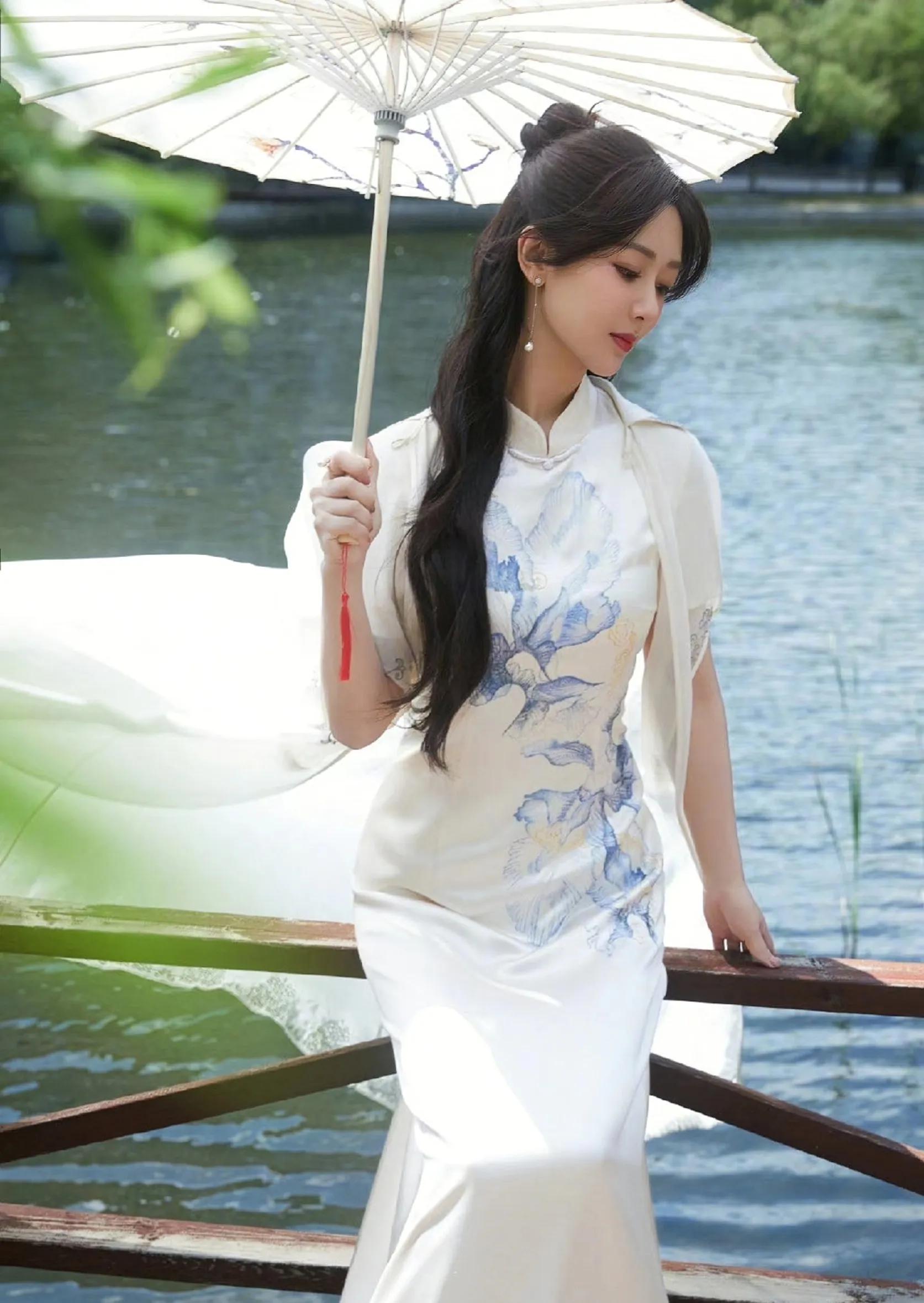 Yang Zi wears a white cheongsam, although she is not as good as Xu Qing ...