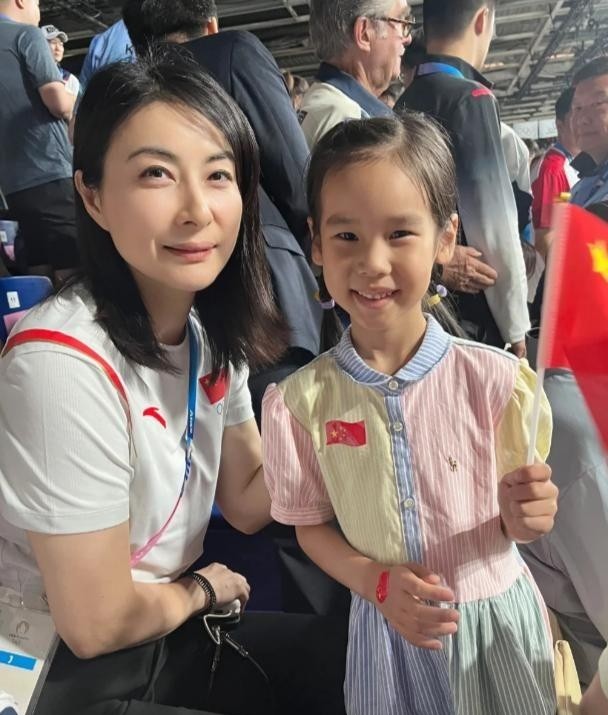 Guo Jingjing always bows her head in group photos? Olympic photos ...