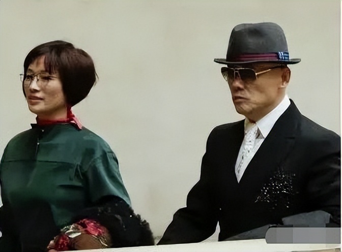 Her ex-husband was imprisoned for embezzling public funds. She fell in love with Zhou Libo at ...