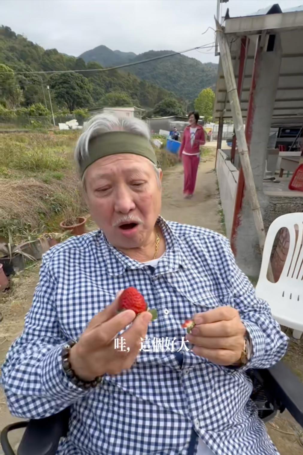 71-year-old Sammo Hung celebrates his birthday, eats strawberries in a ...