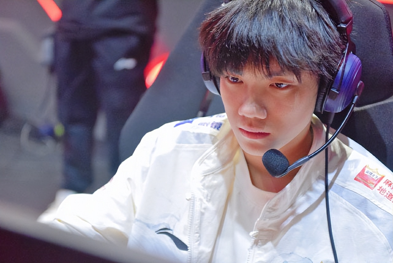 EDG.Uzi made his first appearance. It is only natural that he wins against IG. If he loses ...