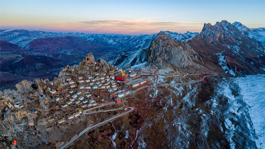 Zizhu Temple, built on a 4,800-meter-high mountain, is over 3,000 years ...