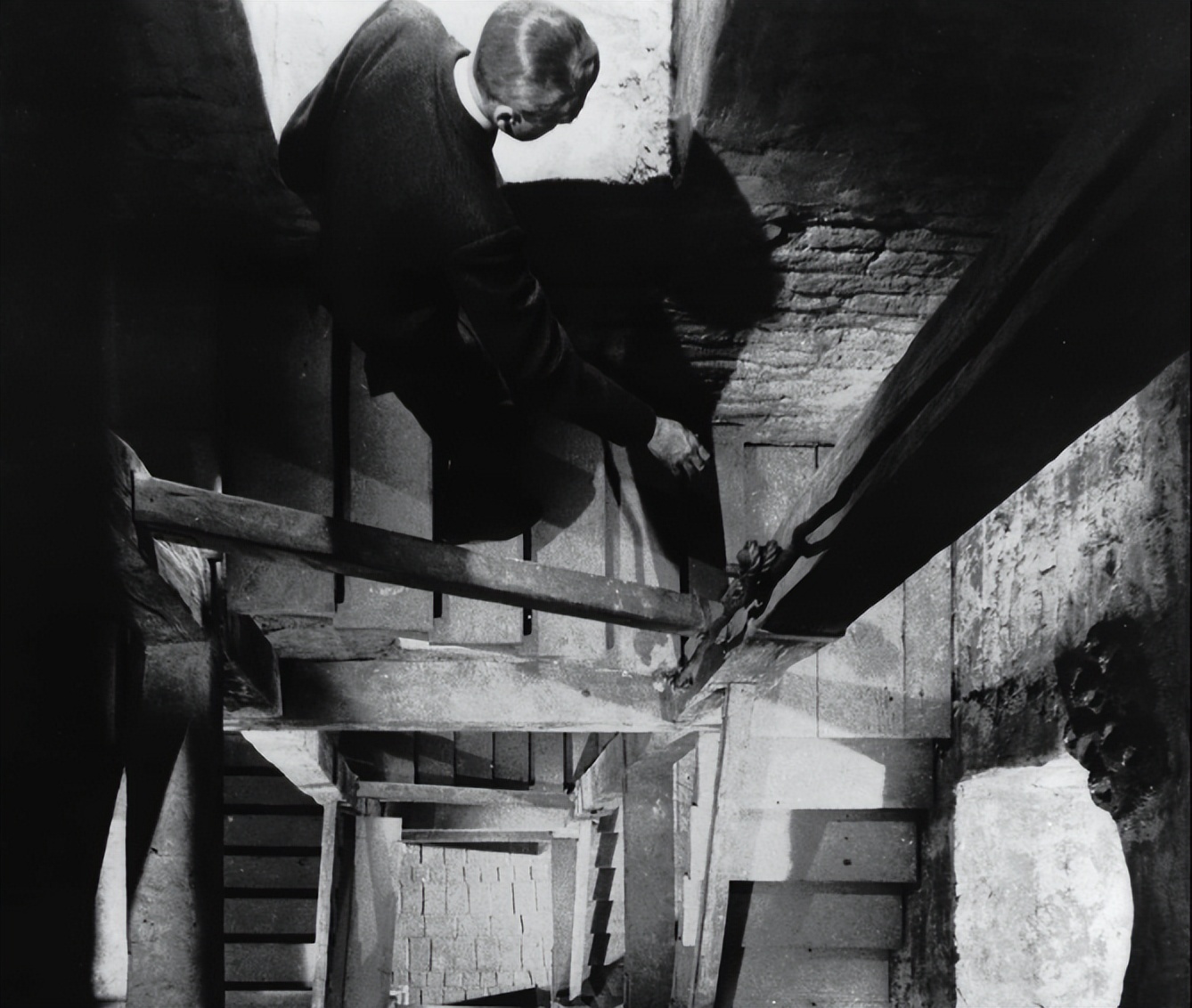 Camera movement and classic jump-cut techniques in the movie "Vertigo ...