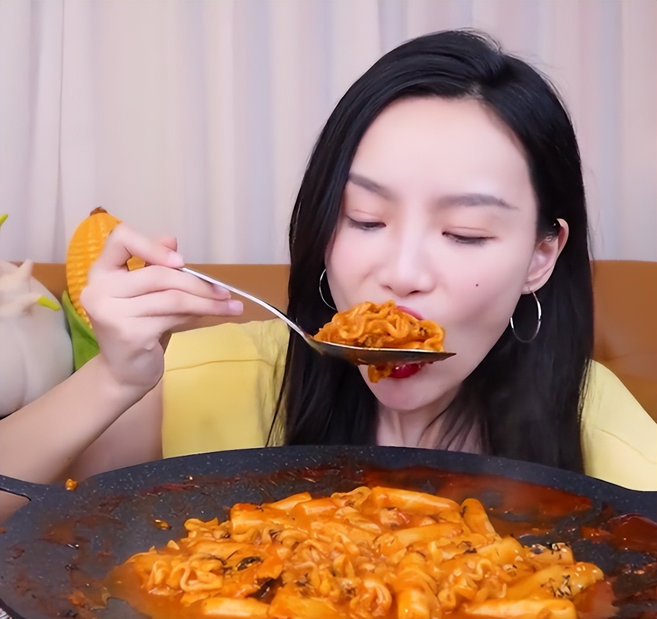 Xiaobei eats and broadcasts a good figure, although the waist is slender, but the skin is ...