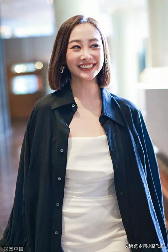 Li Chun wore a white tube top dress to attend the event with brown red ...