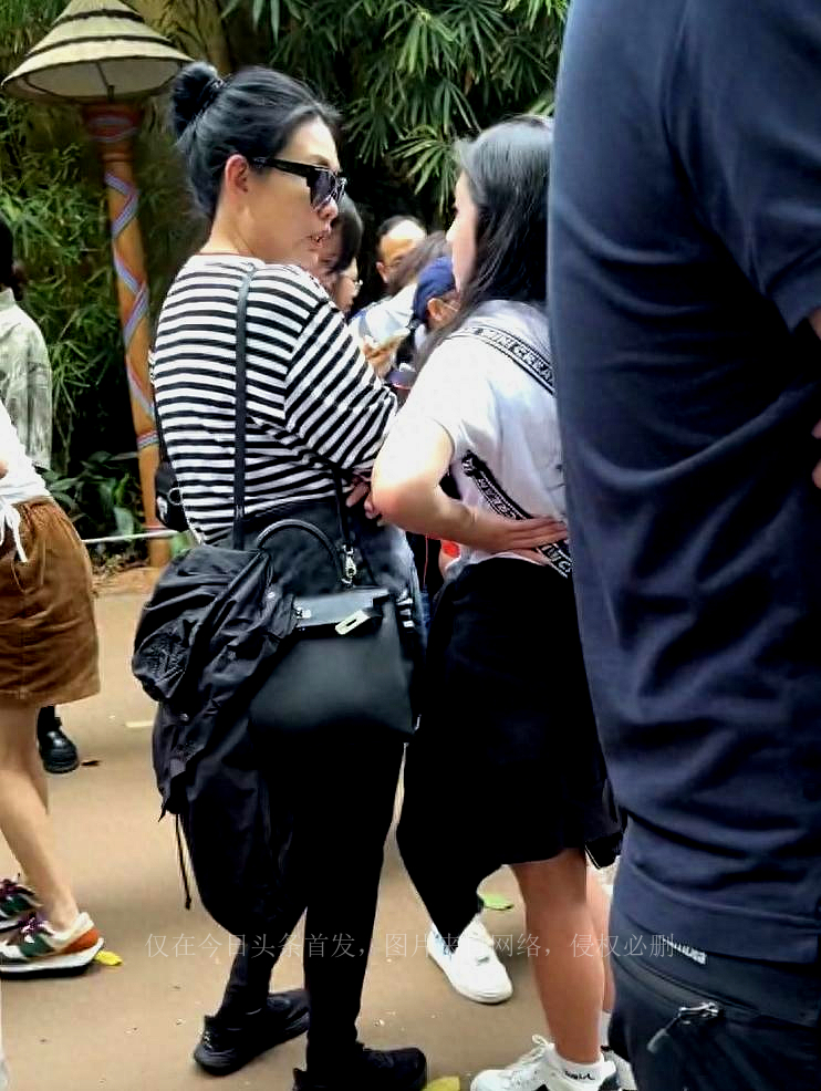 54-year-old Qiu Shuzhen took her two daughters on a trip and was ...