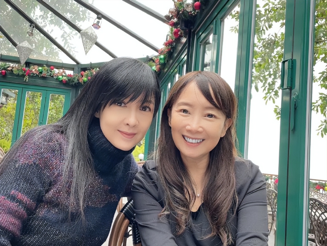 Zhou Huimin posted photos of a party with female singer Chen Meiling ...