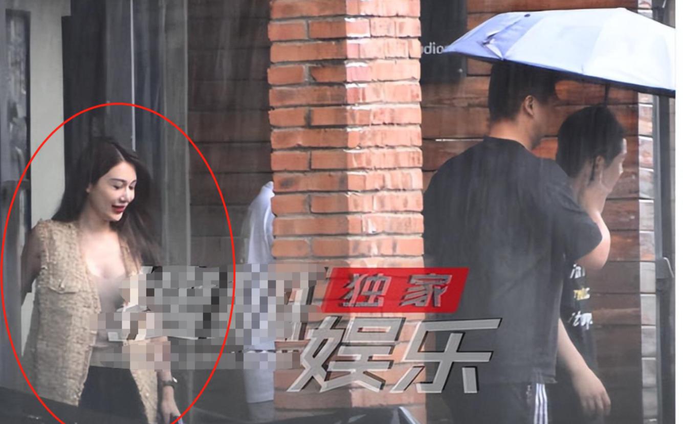 Huang Xiaoming rarely showed up with his new girlfriend Zhao Shijin, with a proud figure and an ...