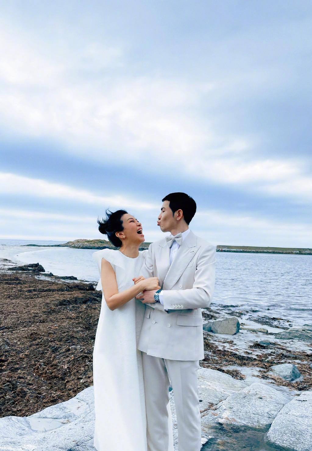 Xiao Jingteng and his manager's passionate wedding photos, netizens ...