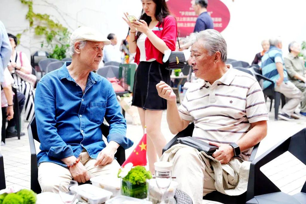 "Love in the Sea" celebrates the actors and Da Shi, who are often in ...